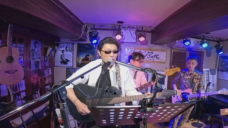 ギター演奏とカラオケで盛り上がる人気の「酒場」爆上げ店主の笑顔の裏の涙｜Sitakke【したっけ】