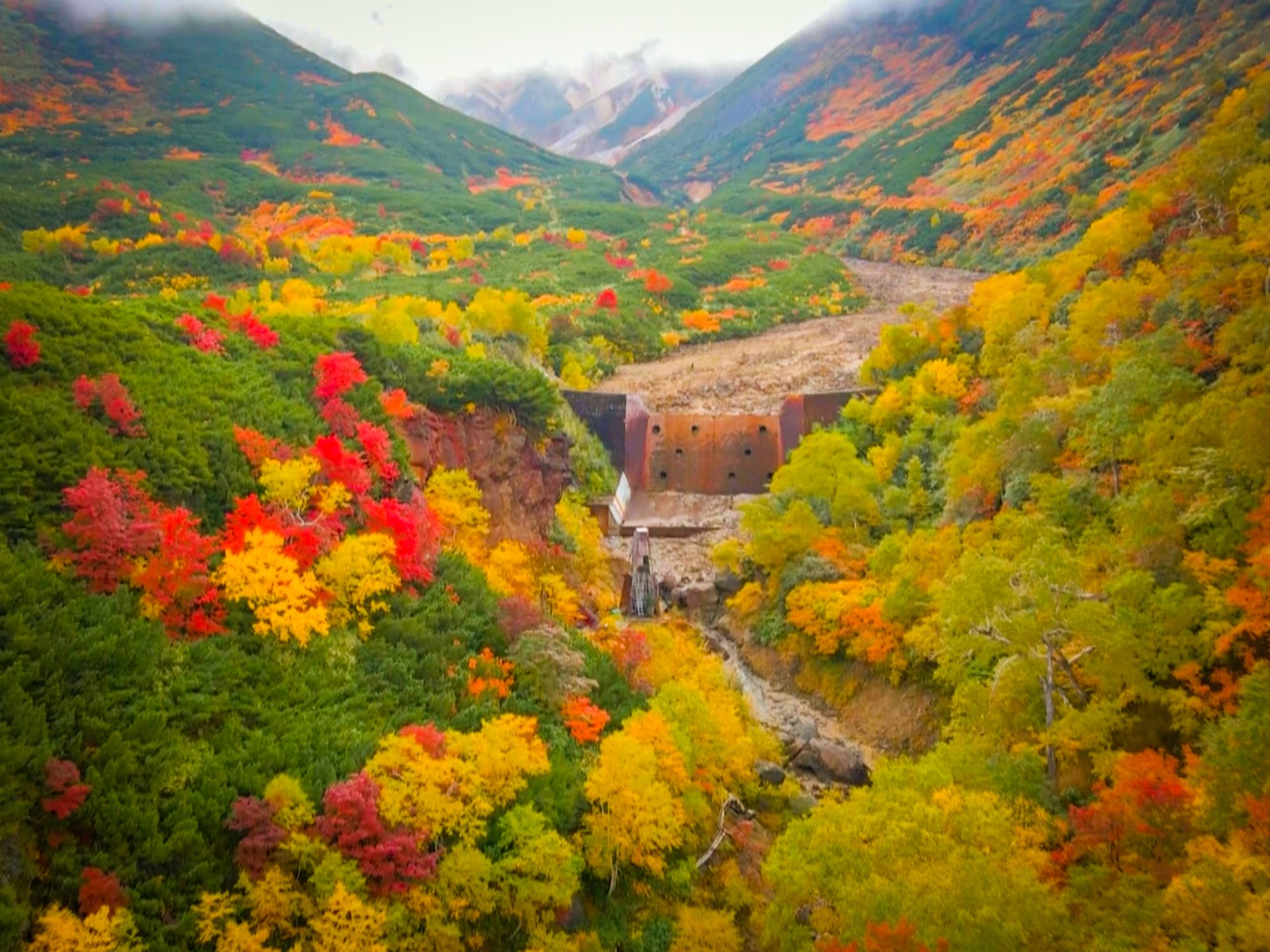 日本でいちばん早い紅葉「十勝岳温泉」〜ドローン撮影による「空中散歩」｜Sitakke【したっけ】