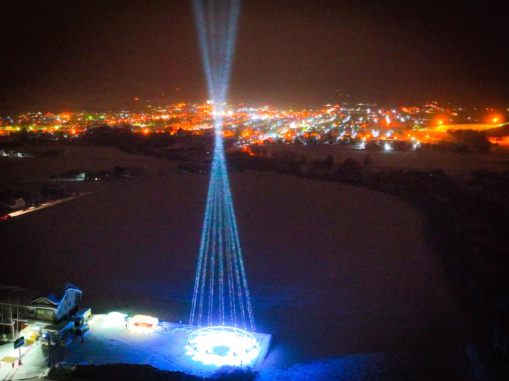 【絶景ドローン旅】高さ150メートル！空に浮かび上がる光のオブジェ｜Sitakke【したっけ】