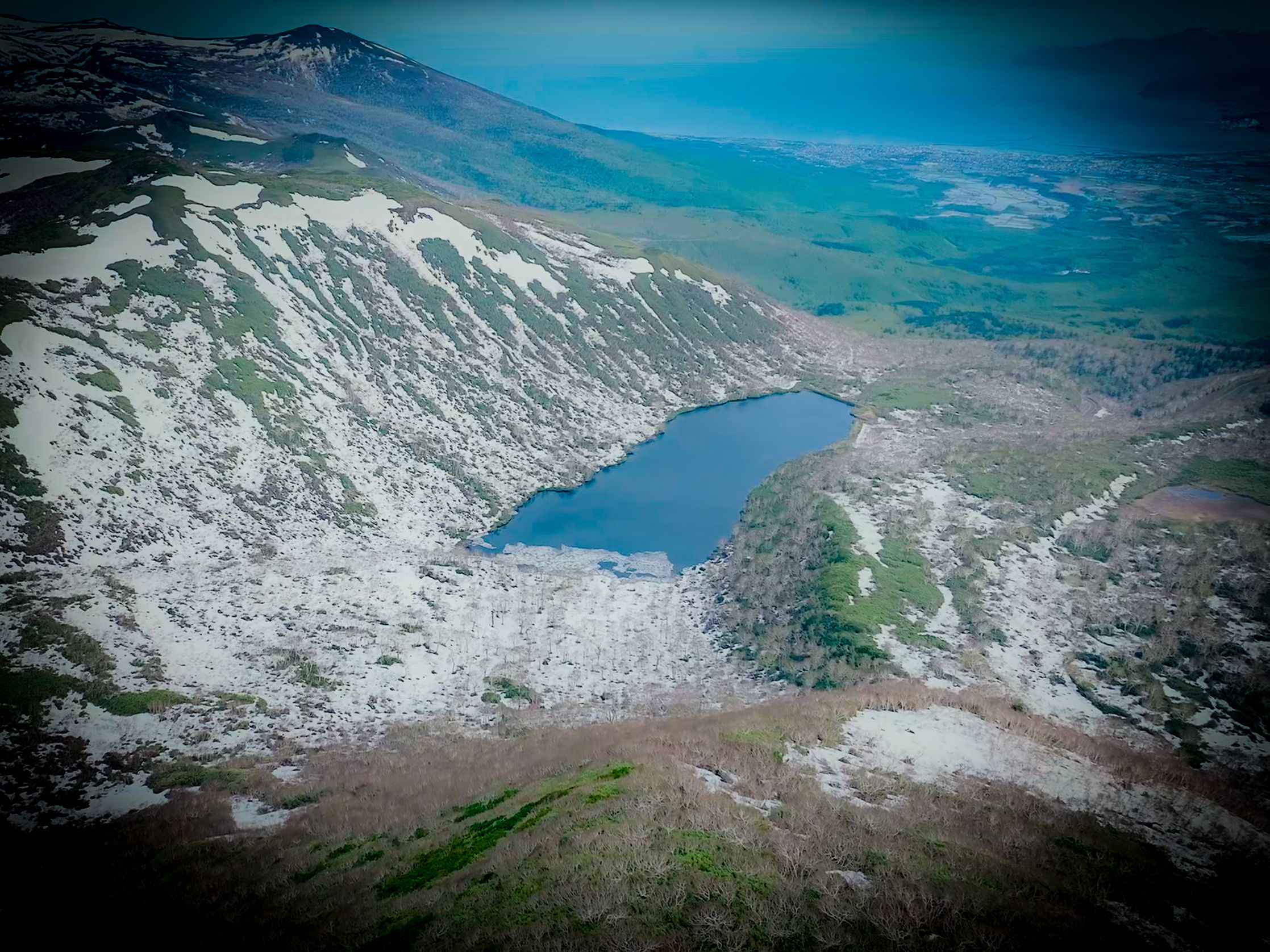 【絶景】はかなくも美しい「ニセコ」を行く 雪解けのせせらぎを聞き、スキーで滑走しながら楽しむ景色｜Sitakke【したっけ】
