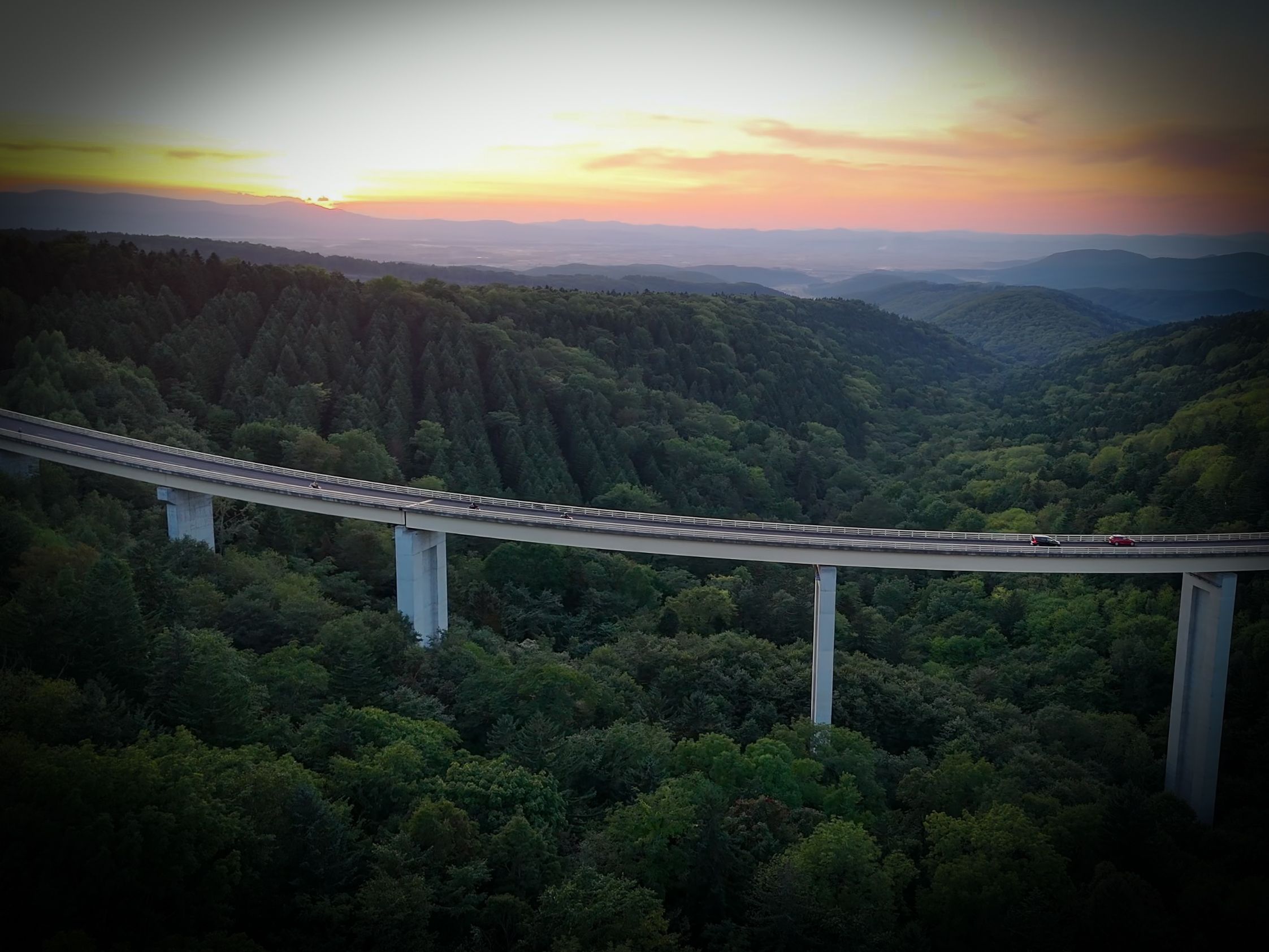 わずか1か月しか通れない「幻」の道 紅葉・大雪山を眺める、開通期間が日本一短い道路【北海道の絶景】｜Sitakke【したっけ】
