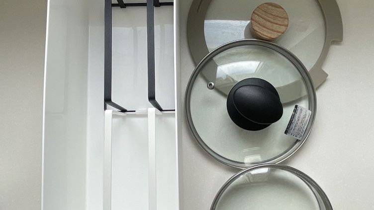 鍋ぶたが取り出しにくい人注目！身近なアイテムを組み合わせて快適収納に｜Sitakke【したっけ】