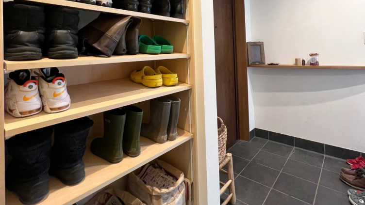 玄関にモノが多すぎる…片づけのプロが実践する「スッキリ玄関」を作るコツ3選｜Sitakke【したっけ】