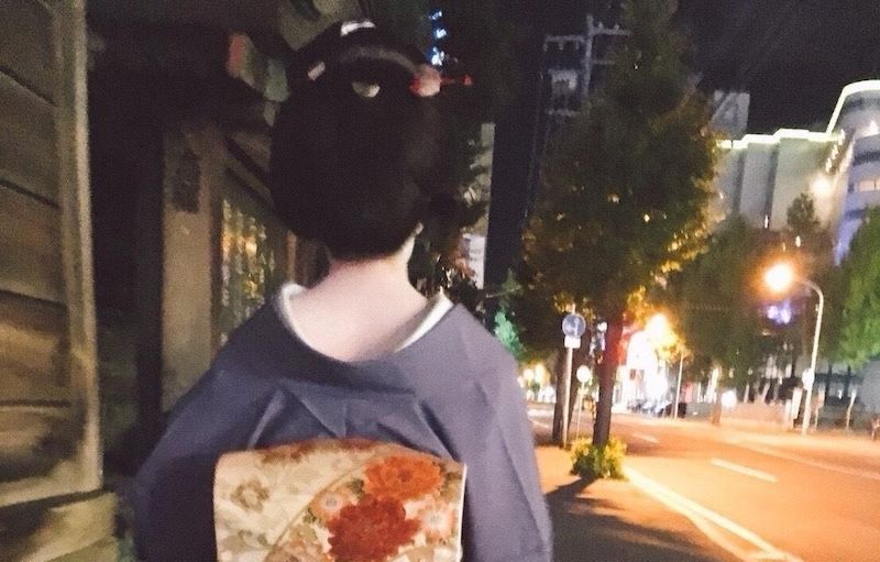 白塗り姿で、すすきのを闊歩！札幌の芸妓、出勤前の日常【さっぽろ芸妓日記vol.30】｜Sitakke【したっけ】